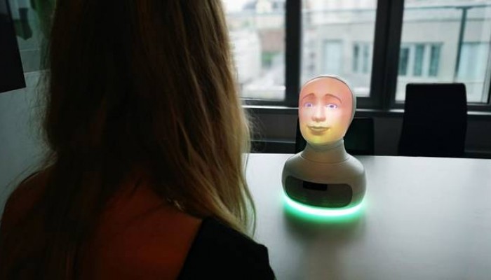 İş Görüşmesinde Kullanılan Tengai robotu